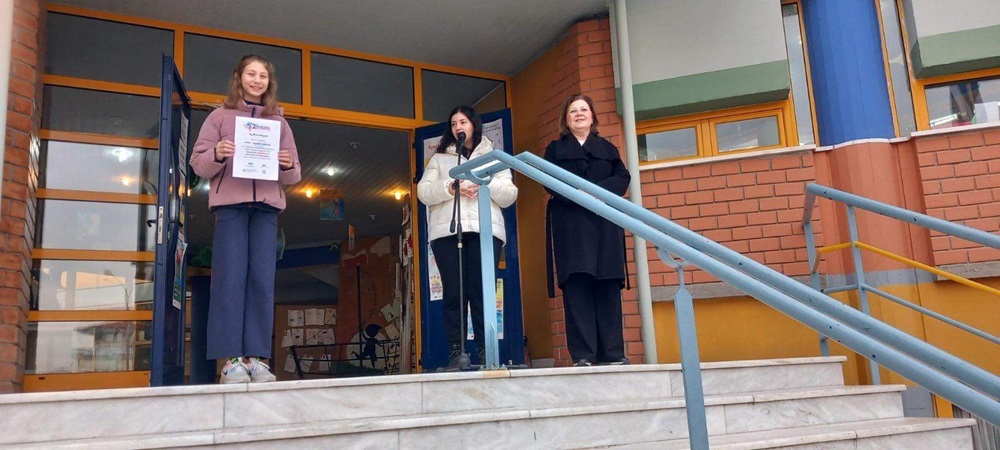 Βράβευση μαθήτριας της ΣΤ' Τάξης στην Απονομή Βραβείων του 2ου ...