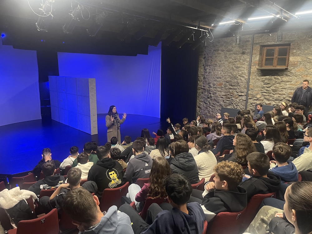 Παρακολούθηση θεατρικής παράστασης - Εκπαιδευτήρια Ν. Μπακογιάννη