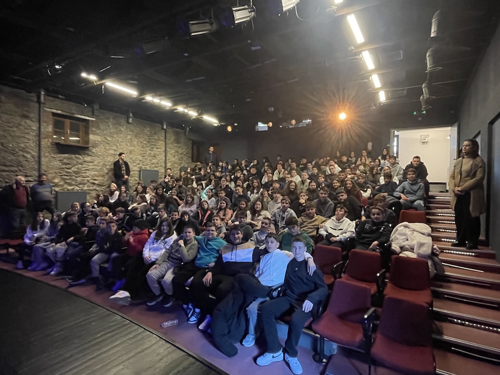 Παρακολούθηση θεατρικής παράστασης - Εκπαιδευτήρια Ν. Μπακογιάννη