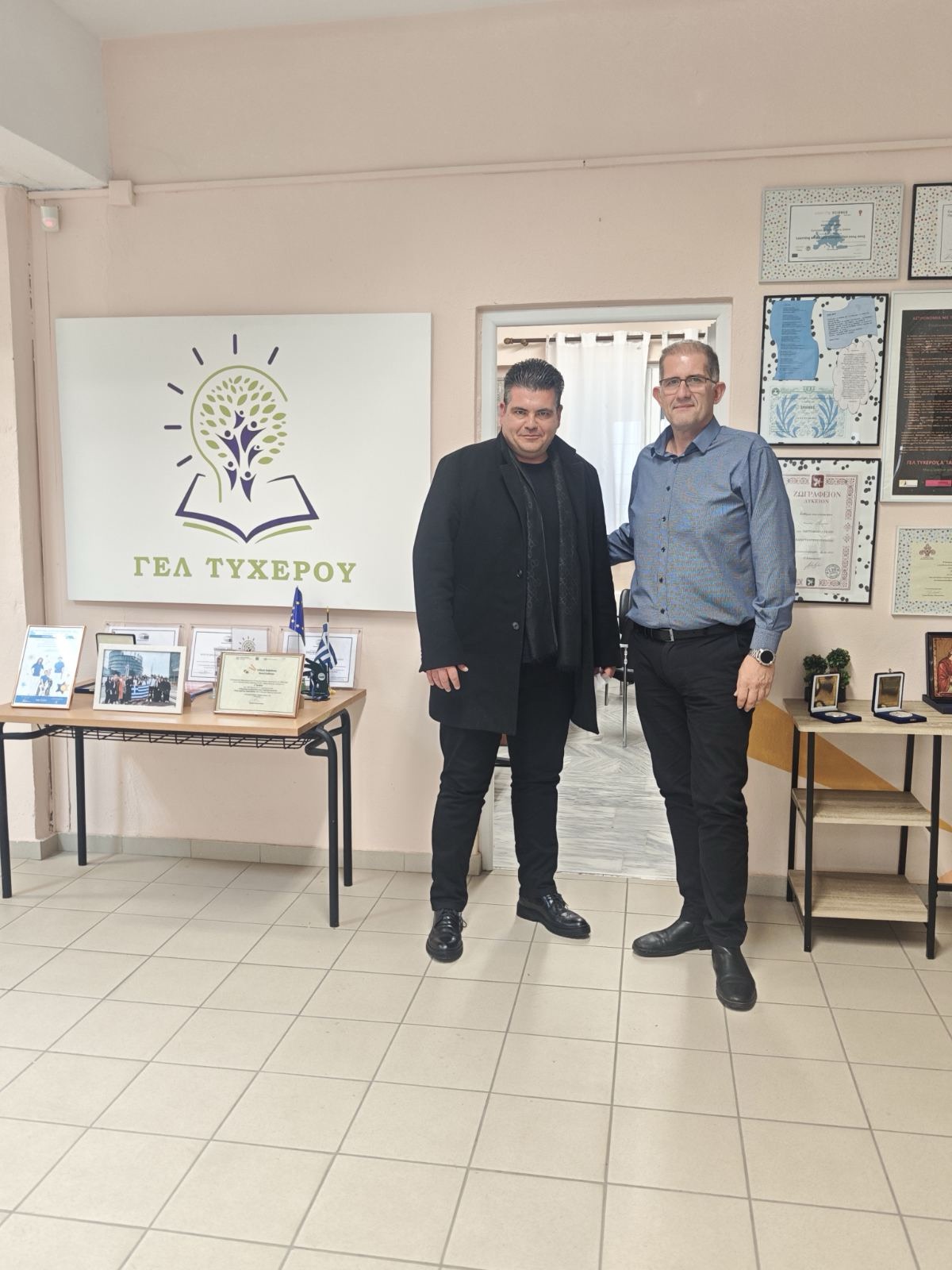 ΔΩΡΕΑ ΤΩΝ ΕΚΠΑΙΔΕΥΤΗΡΙΩΝ ΜΠΑΚΟΓΙΑΝΝΗ ΣΤΟ ΛΥΚΕΙΟ ΤΟΥ ΑΚΡΙΤΙΚΟΥ ΤΥΧΕΡΟΥ ...